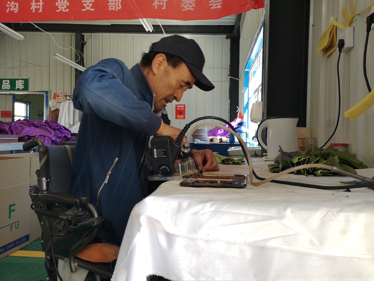 Legless man irons his way out of poverty-China Story